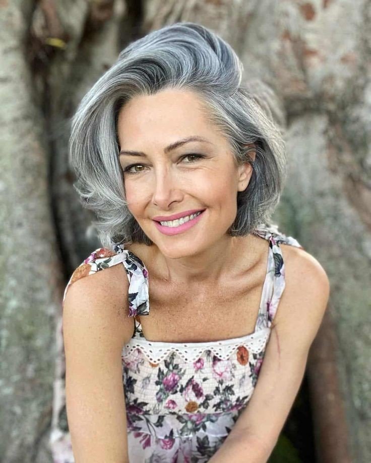 16 Tagli Capelli Grigi Donna 2026: I Migliori Tagli Corti Grigi ...
